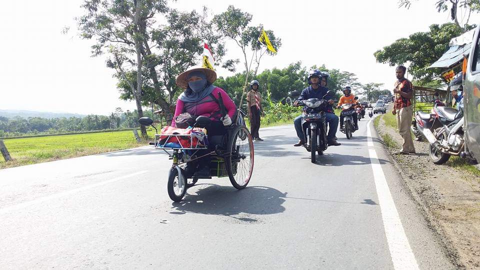 Shinta Utami, Un Viaje en Silla de Ruedas - Disfrutando de Indonesia